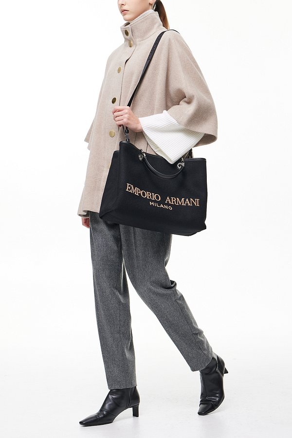 Emporio Armani엠포리오 아르마니 여성 자수 로고 펠트 미디엄 쇼퍼백 Sivillage 에스아이빌리지