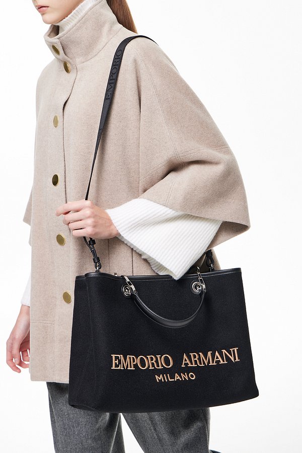 Emporio Armani엠포리오 아르마니 여성 자수 로고 펠트 미디엄 쇼퍼백 Sivillage 에스아이빌리지