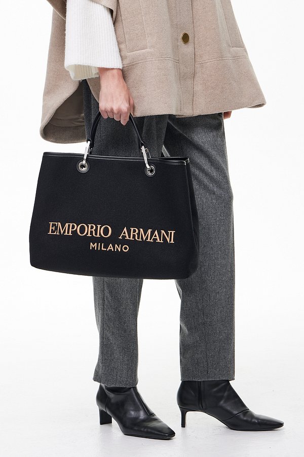 Emporio Armani엠포리오 아르마니 여성 자수 로고 펠트 미디엄 쇼퍼백 Sivillage 에스아이빌리지